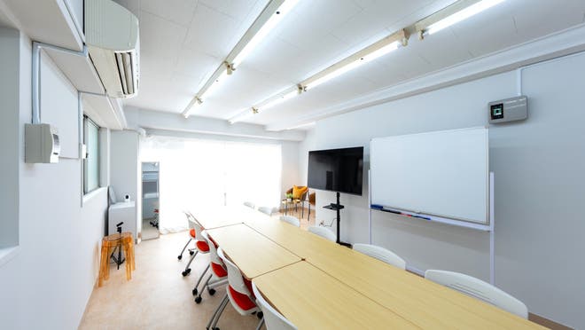 【✨OPEN 特価✨】大塚駅徒歩1分以内!明るい会議室|おしゃれなチェア2台で収録・撮影にも!|控室|対談|備品無料の写真1