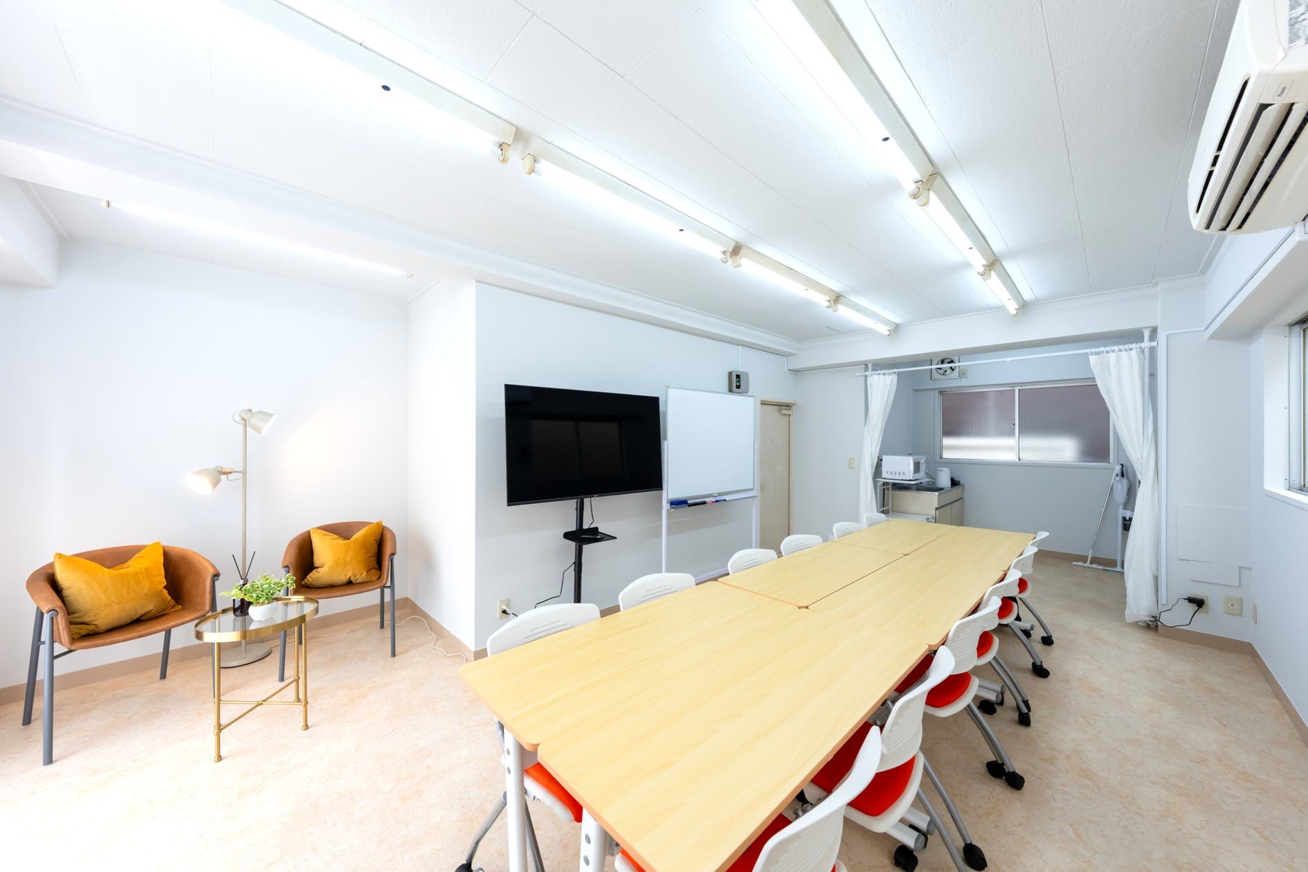 【✨OPEN 特価✨】大塚駅徒歩1分以内！明るい会議室｜おしゃれなチェア2台で収録・撮影にも！｜控室｜対談｜備品無料の写真2