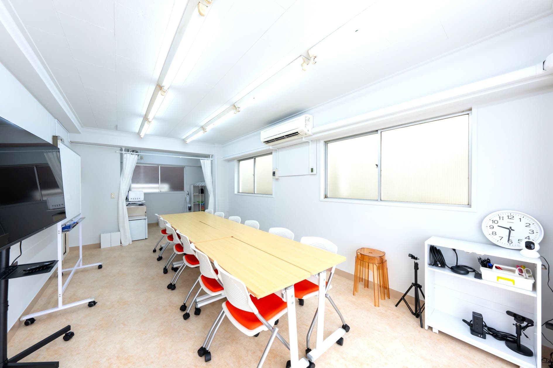 【✨OPEN 特価✨】大塚駅徒歩1分以内！明るい会議室｜おしゃれなチェア2台で収録・撮影にも！｜控室｜対談｜備品無料の写真4