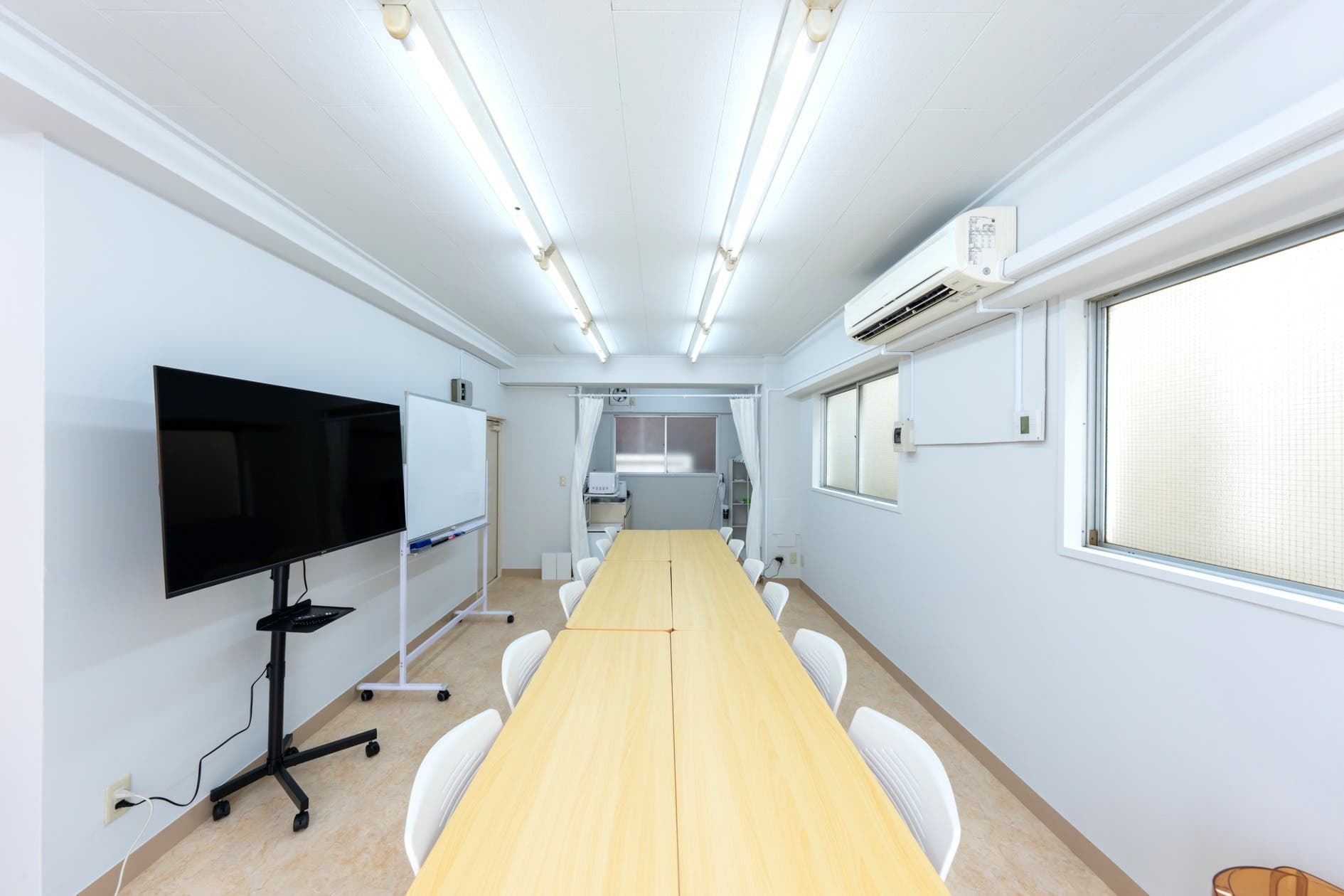 【✨OPEN 特価✨】大塚駅徒歩1分以内！明るい会議室｜おしゃれなチェア2台で収録・撮影にも！｜控室｜対談｜備品無料の写真5