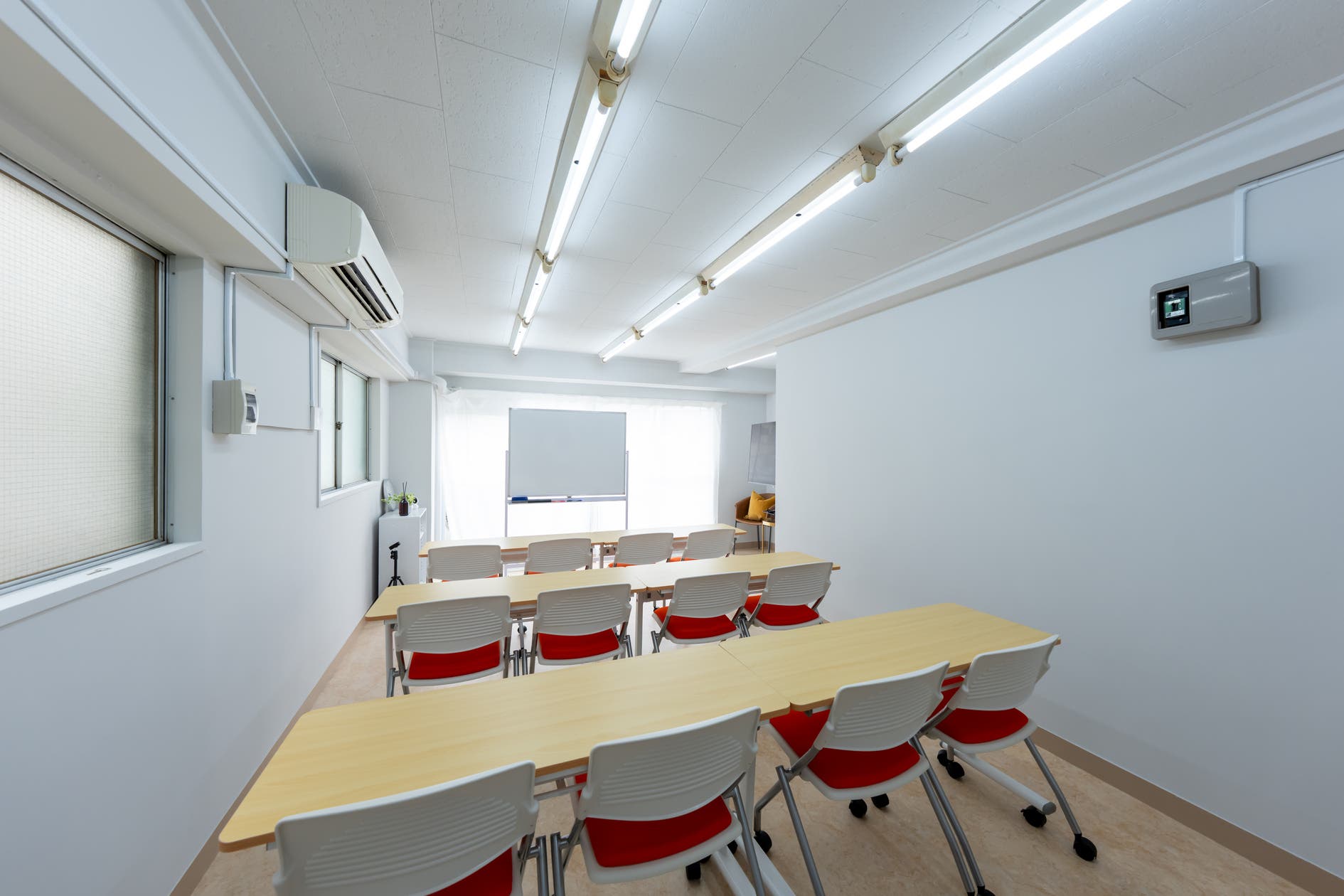 【✨OPEN 特価✨】大塚駅徒歩1分以内！明るい会議室｜おしゃれなチェア2台で収録・撮影にも！｜控室｜対談｜備品無料の写真7