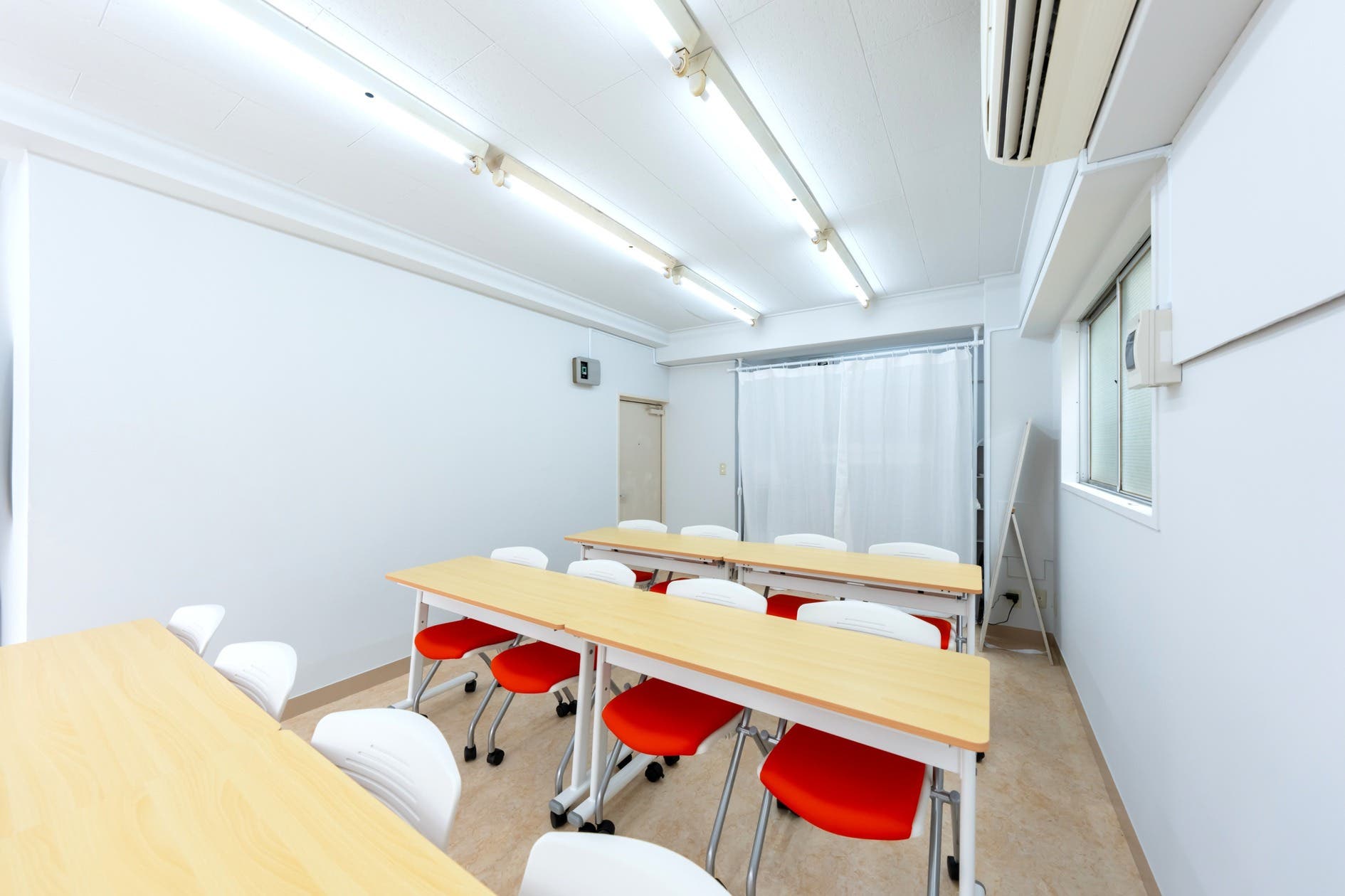 【✨OPEN 特価✨】大塚駅徒歩1分以内！明るい会議室｜おしゃれなチェア2台で収録・撮影にも！｜控室｜対談｜備品無料の写真8
