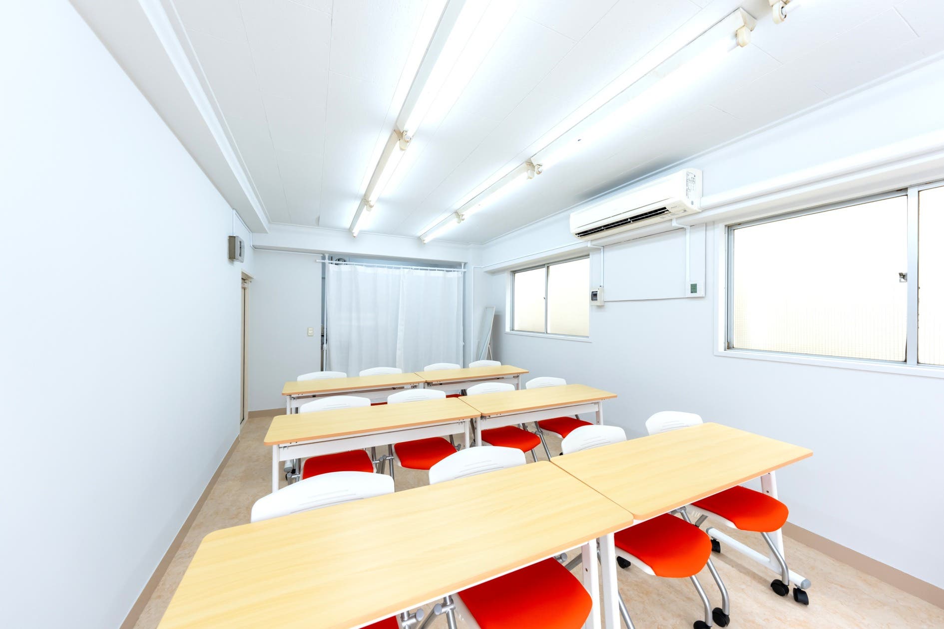 【✨OPEN 特価✨】大塚駅徒歩1分以内！明るい会議室｜おしゃれなチェア2台で収録・撮影にも！｜控室｜対談｜備品無料の写真9