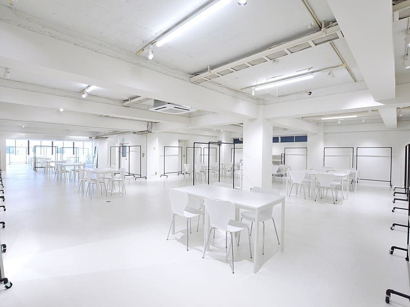 【2F-ワンフロア】約300㎡の広さで自然光が窓からたっぷり差し込む、日当たり良好の明るい撮影スタジオ。【大阪市中央区】の写真1