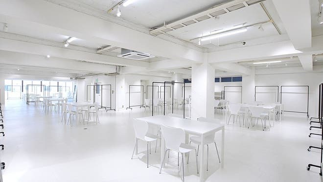 【2F-ワンフロア】約300㎡の広さで自然光が窓からたっぷり差し込む、日当たり良好の明るい撮影スタジオ。【大阪市中央区】の写真1