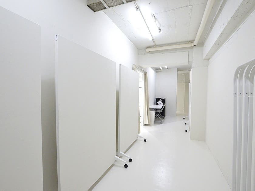 【2F-ワンフロア】約300㎡の広さで自然光が窓からたっぷり差し込む、日当たり良好の明るい撮影スタジオ。【大阪市中央区】の写真3