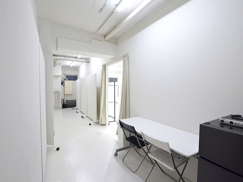 【2F-ワンフロア】約300㎡の広さで自然光が窓からたっぷり差し込む、日当たり良好の明るい撮影スタジオ。【大阪市中央区】の写真4