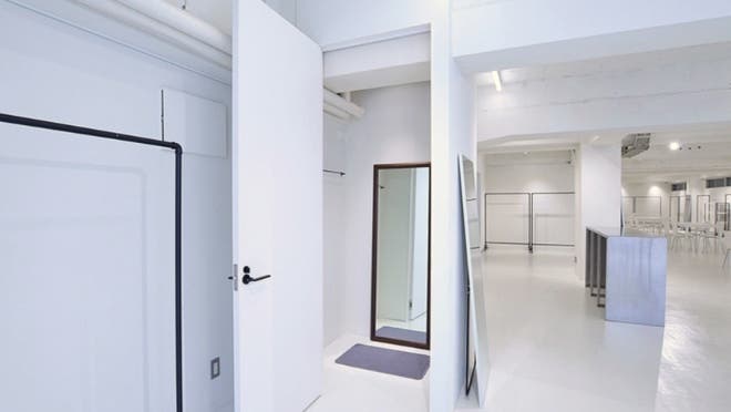 【2F-ワンフロア】約300㎡の広さで自然光が窓からたっぷり差し込む、日当たり良好の明るい撮影スタジオ。【大阪市中央区】の写真13