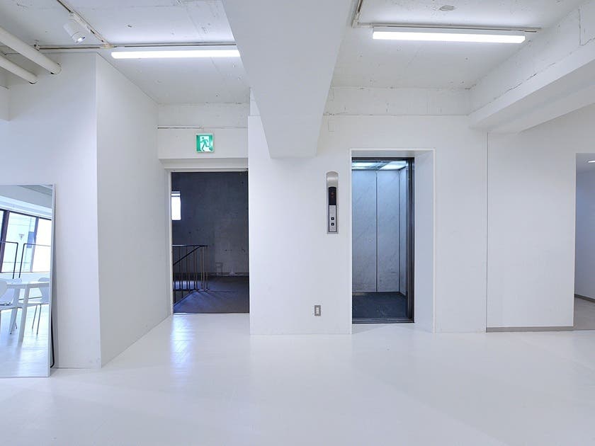 【2F-ワンフロア】約300㎡の広さで自然光が窓からたっぷり差し込む、日当たり良好の明るい撮影スタジオ。【大阪市中央区】の写真17