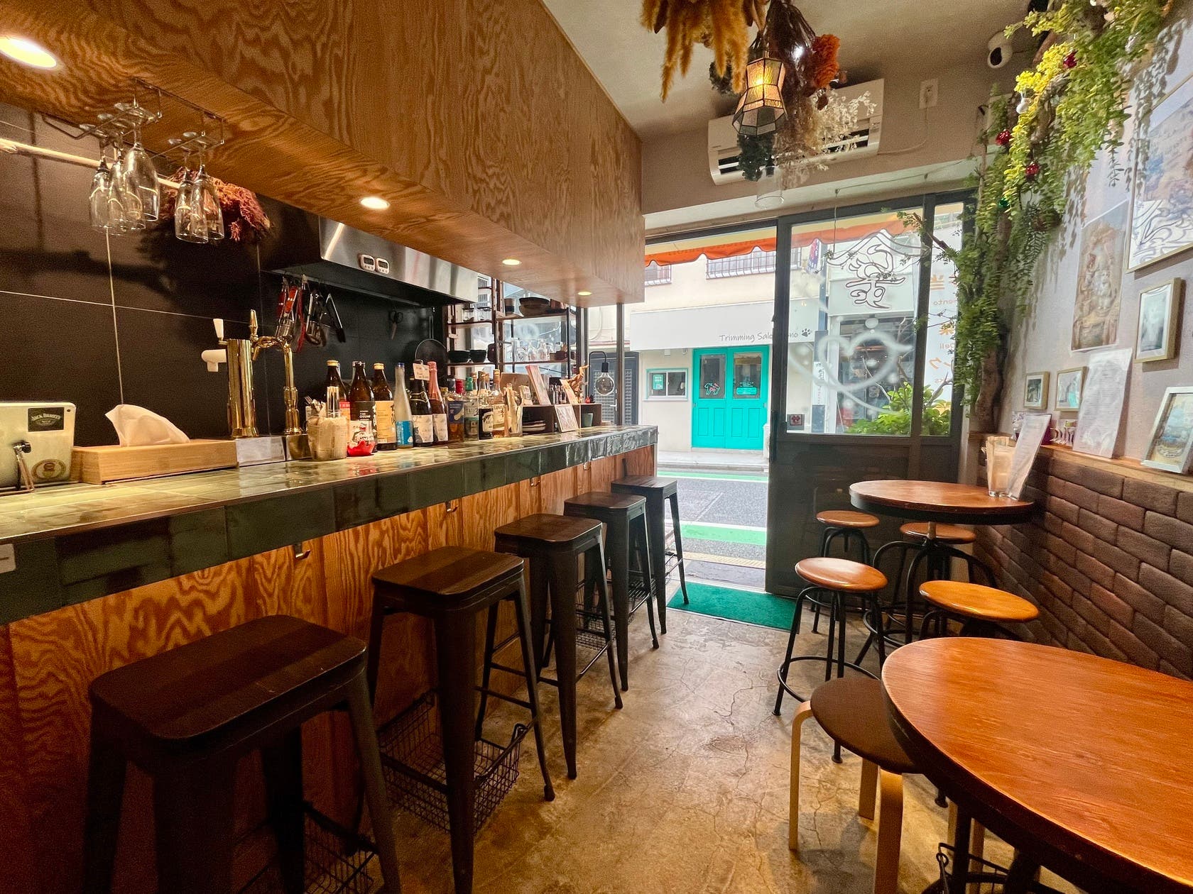 【下北沢】厨房完備のカフェバー☕1日店長・お誕生日会・ポップアップ・撮影・オフ会に（着席10名/7時〜18時利用/　外席有）の写真1