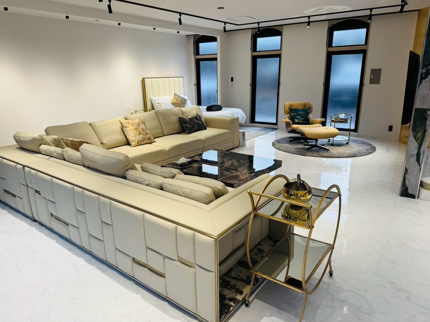 超大型Luxury空間「GRAND TERRACE」40人以上・バレルサウナ×2・ジャグジー・BBQ可・ミニプール・駐車場13台の写真5
