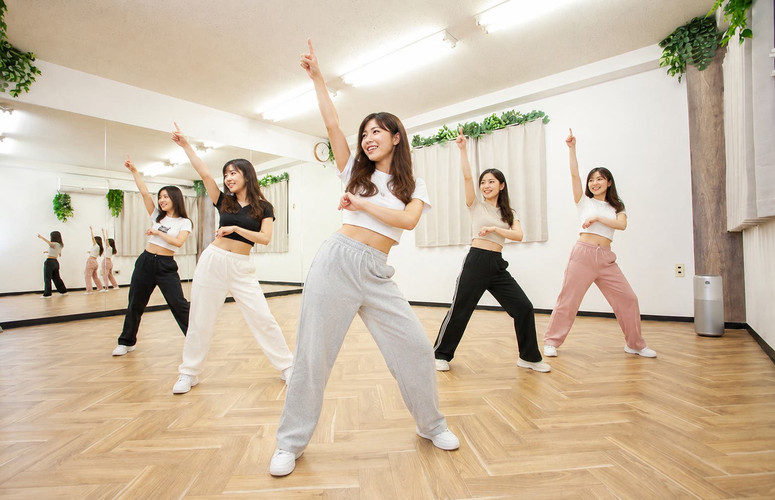 女性専用！防振マット仕様【新宿三丁目駅2分】【Studio LEAF新宿A】大型鏡広々30㎡でダンス・ヨガ・撮影・稽古演劇に最適の写真2