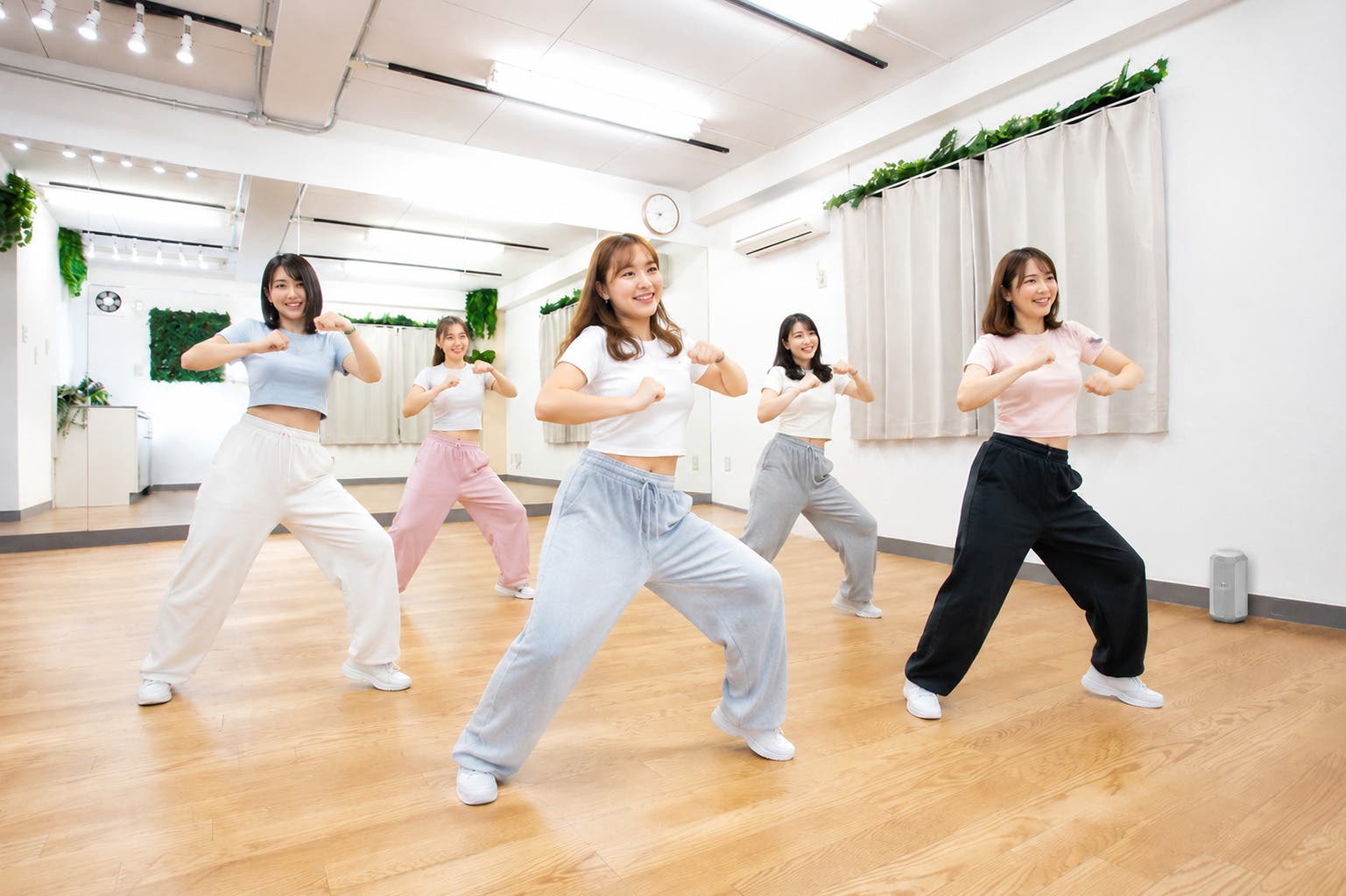 新宿三丁目駅2分新宿付近(Studio LEAF新宿B)大型鏡5.7m広々30㎡スタジオでダンス・ヨガ・コスプレ・撮影演劇に最適の写真2
