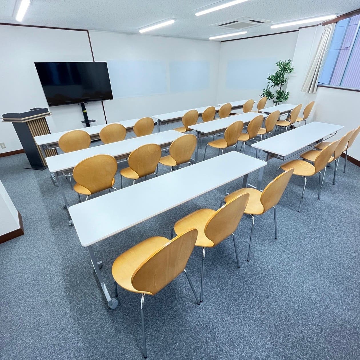 ⭐️研修・勉強会・セミナーに⭐️参加者が迷わない駅1分⭐️広々40㎡の明るい会議室⭐️WB3台・65㌅TV⭐️ZEN 新潟駅前の写真1