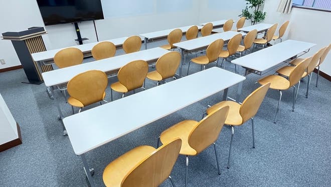 ⭐️研修・勉強会・セミナーに⭐️参加者が迷わない駅1分⭐️広々40㎡の明るい会議室⭐️WB3台・65㌅TV⭐️ZEN 新潟駅前の写真1