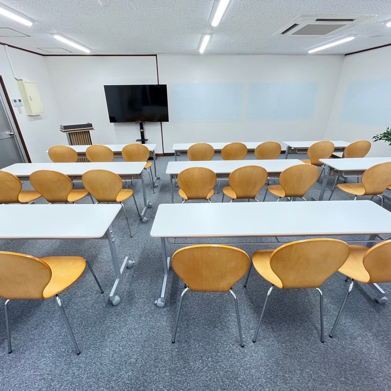 ⭐️研修・勉強会・セミナーに⭐️参加者が迷わない駅1分⭐️広々40㎡の明るい会議室⭐️WB3台・65㌅TV⭐️ZEN 新潟駅前の写真2