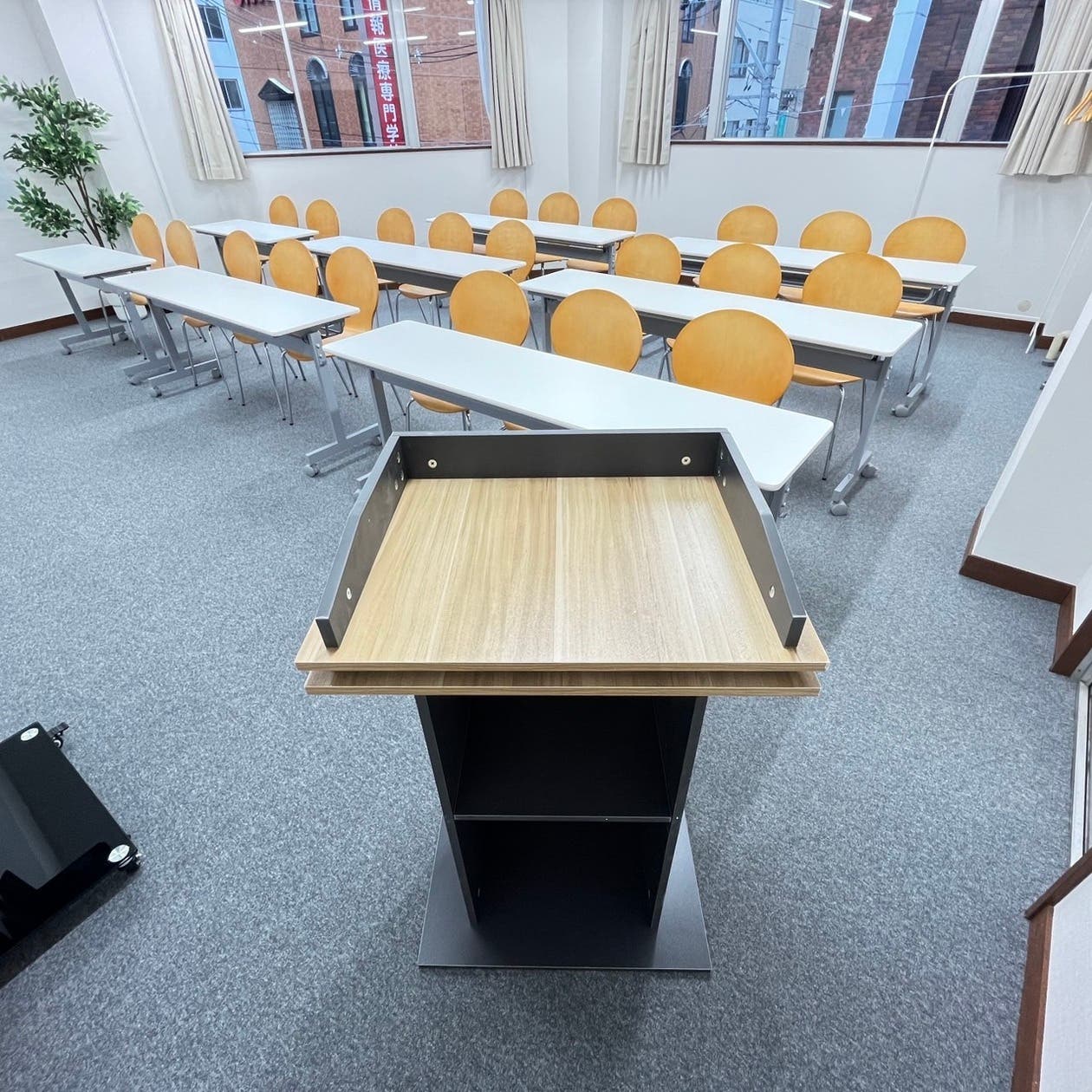 ⭐️研修・勉強会・セミナーに⭐️参加者が迷わない駅1分⭐️広々40㎡の明るい会議室⭐️WB3台・65㌅TV⭐️ZEN 新潟駅前の写真3