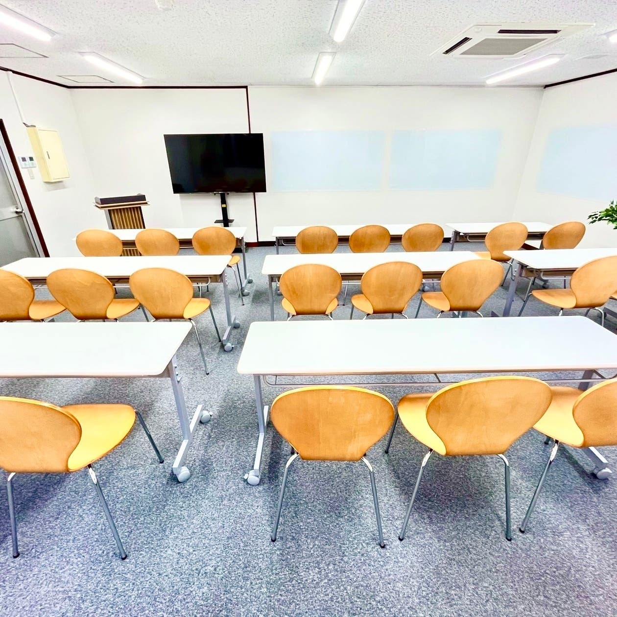 ⭐️研修・勉強会・セミナーに⭐️参加者が迷わない駅1分⭐️広々40㎡の明るい会議室⭐️WB3台・65㌅TV⭐️ZEN 新潟駅前の写真2