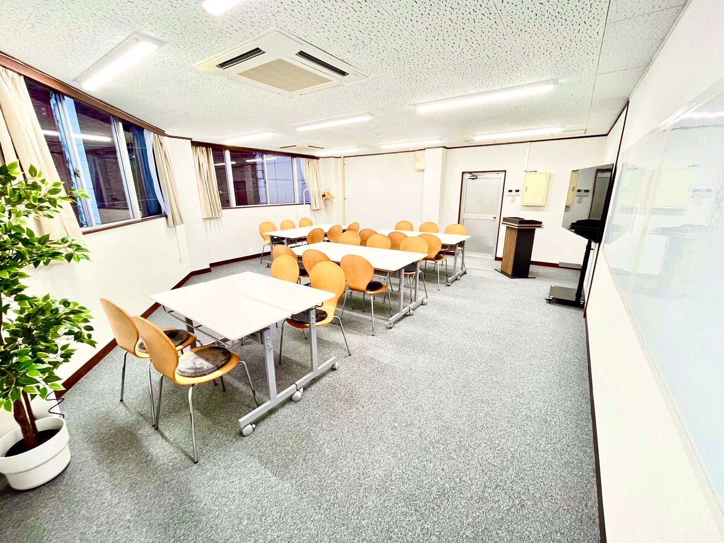 ⭐️研修・勉強会・セミナーに⭐️参加者が迷わない駅1分⭐️広々40㎡の明るい会議室⭐️WB3台・65㌅TV⭐️ZEN 新潟駅前の写真3