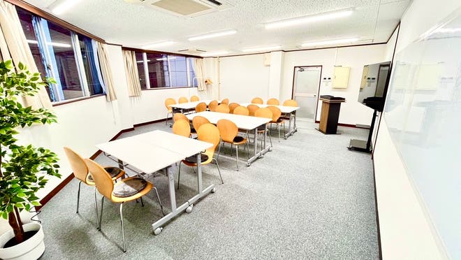 ⭐️研修・勉強会・セミナーに⭐️参加者が迷わない駅1分⭐️広々40㎡の明るい会議室⭐️WB3台・65㌅TV⭐️ZEN 新潟駅前の写真3
