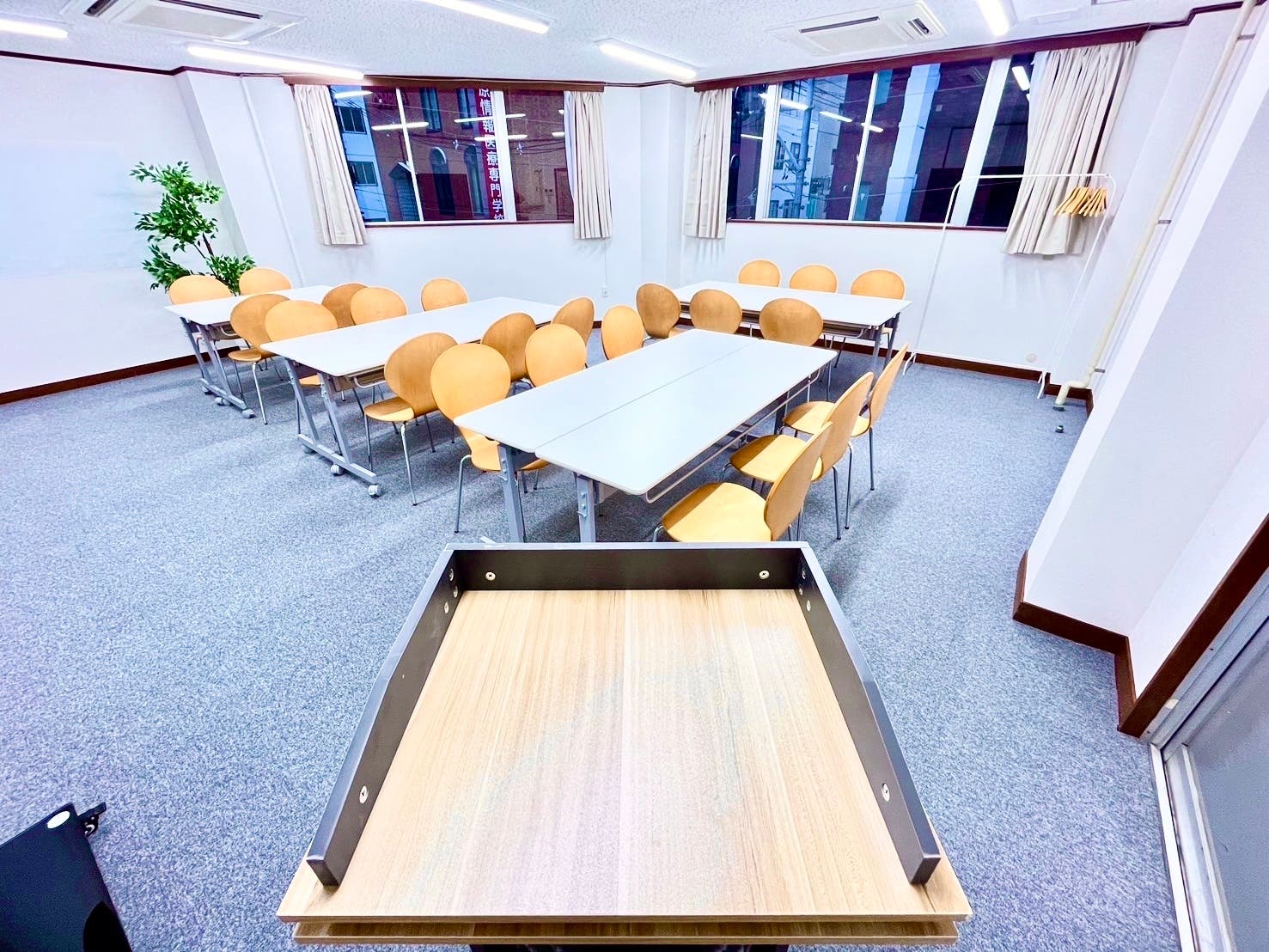 ⭐️研修・勉強会・セミナーに⭐️参加者が迷わない駅1分⭐️広々40㎡の明るい会議室⭐️WB3台・65㌅TV⭐️ZEN 新潟駅前の写真4