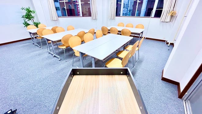 ⭐️研修・勉強会・セミナーに⭐️参加者が迷わない駅1分⭐️広々40㎡の明るい会議室⭐️WB3台・65㌅TV⭐️ZEN 新潟駅前の写真4