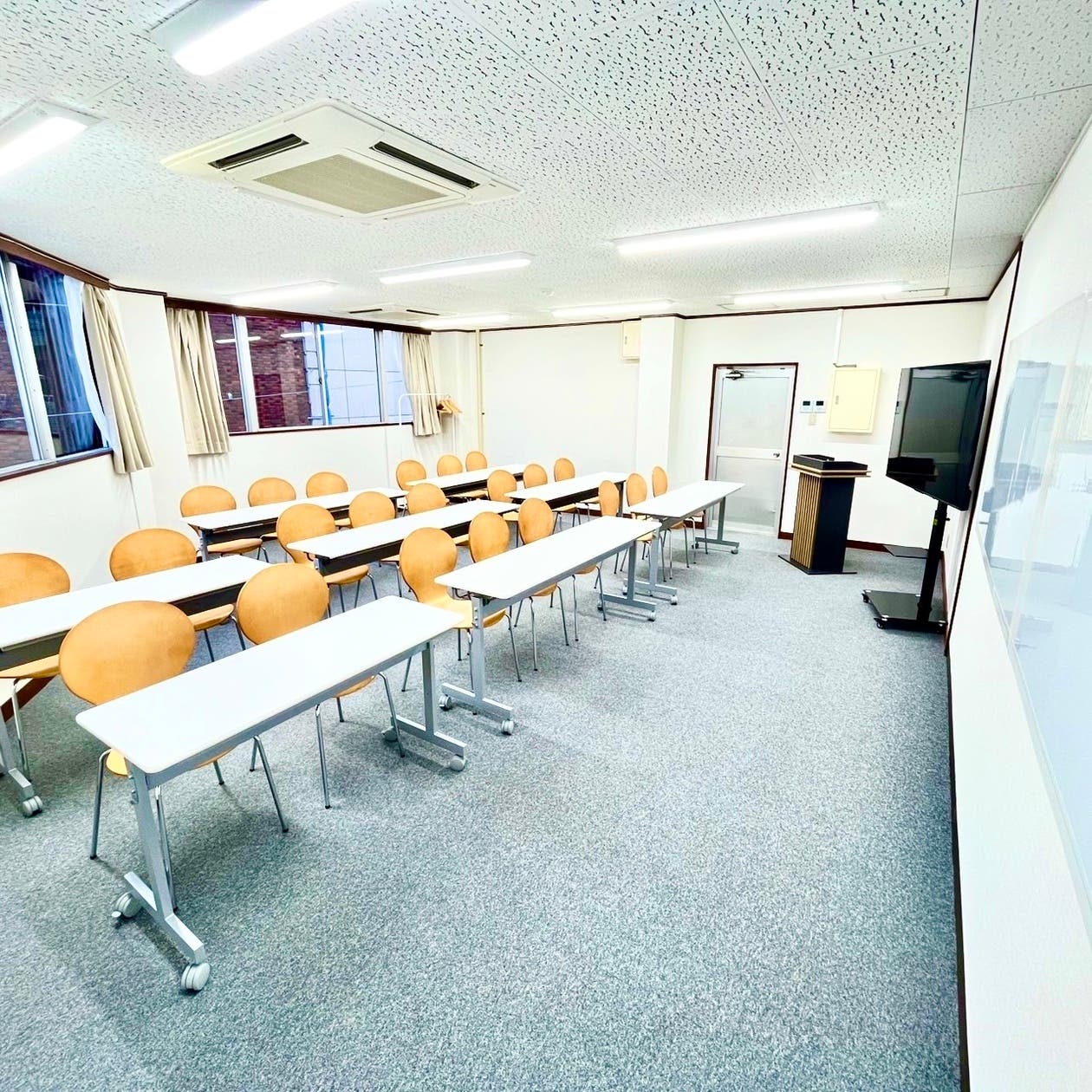 ⭐️研修・勉強会・セミナーに⭐️参加者が迷わない駅1分⭐️広々40㎡の明るい会議室⭐️WB3台・65㌅TV⭐️ZEN 新潟駅前の写真5
