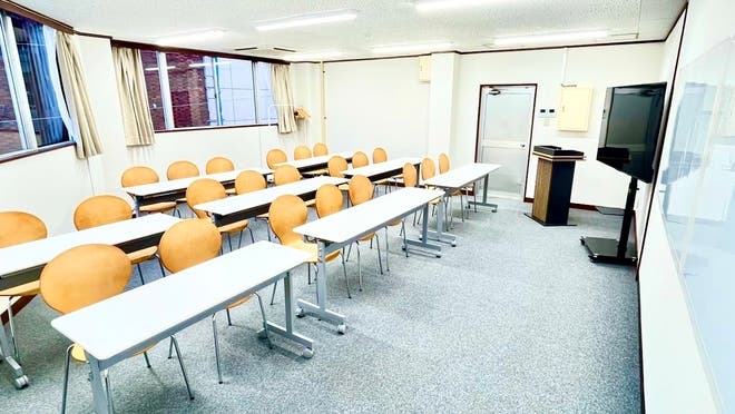 ⭐️研修・勉強会・セミナーに⭐️参加者が迷わない駅1分⭐️広々40㎡の明るい会議室⭐️WB3台・65㌅TV⭐️ZEN 新潟駅前の写真5