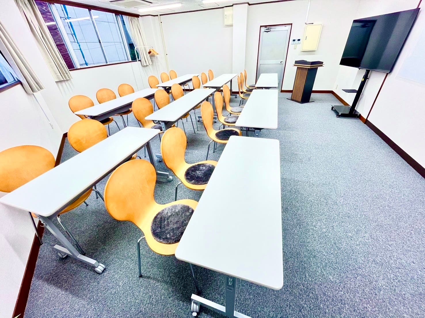 ⭐️研修・勉強会・セミナーに⭐️参加者が迷わない駅1分⭐️広々40㎡の明るい会議室⭐️WB3台・65㌅TV⭐️ZEN 新潟駅前の写真6
