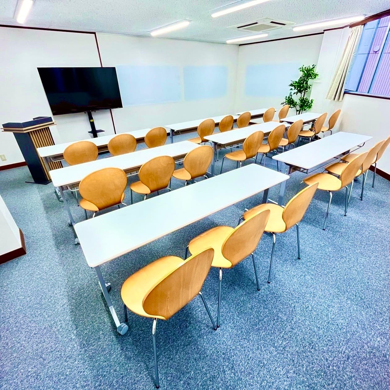 ⭐️研修・勉強会・セミナーに⭐️参加者が迷わない駅1分⭐️広々40㎡の明るい会議室⭐️WB3台・65㌅TV⭐️ZEN 新潟駅前の写真1