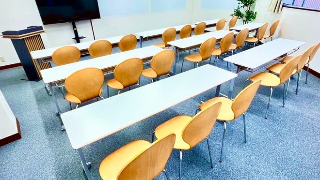⭐️研修・勉強会・セミナーに⭐️参加者が迷わない駅1分⭐️広々40㎡の明るい会議室⭐️WB3台・65㌅TV⭐️ZEN 新潟駅前の写真1