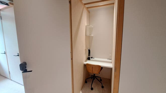 【町田個室・駐車場無料・フリードリンク】Web会議や集中作業に最適!プライベート感あふれる快適個室スペース(カフェエリア利用可)の写真3