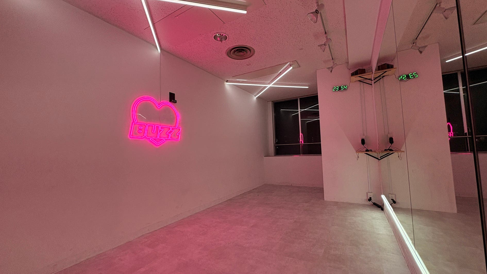 【BUZZ 名古屋本店】6stの写真2