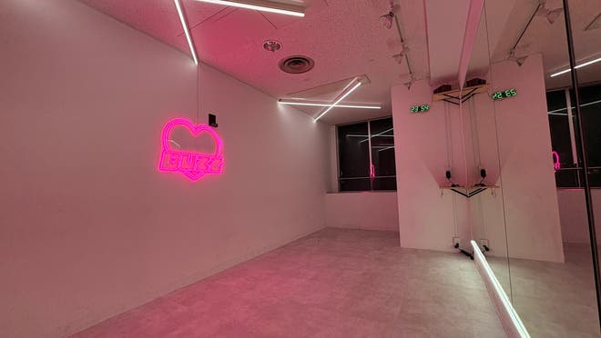 【BUZZ 名古屋本店】6stの写真2