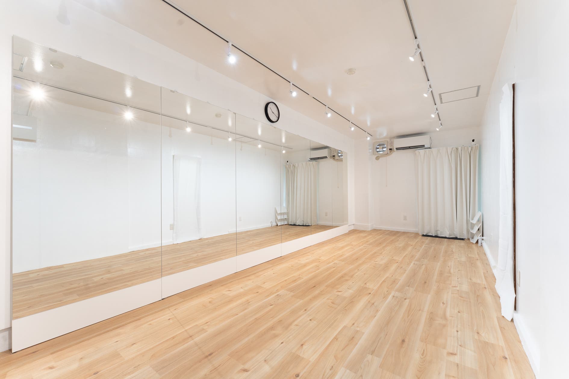 【NEW】オープン記念割🎉駅徒歩30秒｜鏡5.4m×1.8ｍ｜更衣室完備丨備品充実丨ヨガ・少人数レッスン・個人練習に最適丨の写真2