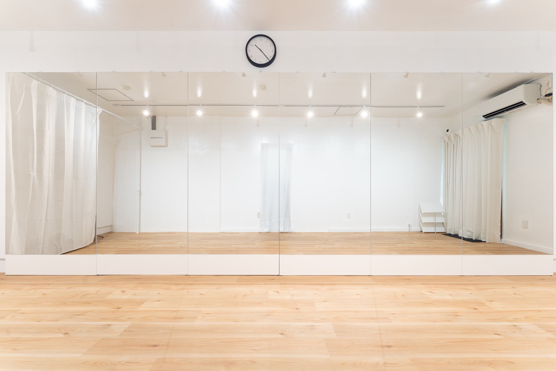 【NEW】オープン記念割🎉駅徒歩30秒｜鏡5.4m×1.8ｍ｜更衣室完備丨備品充実丨ヨガ・少人数レッスン・個人練習に最適丨の写真3