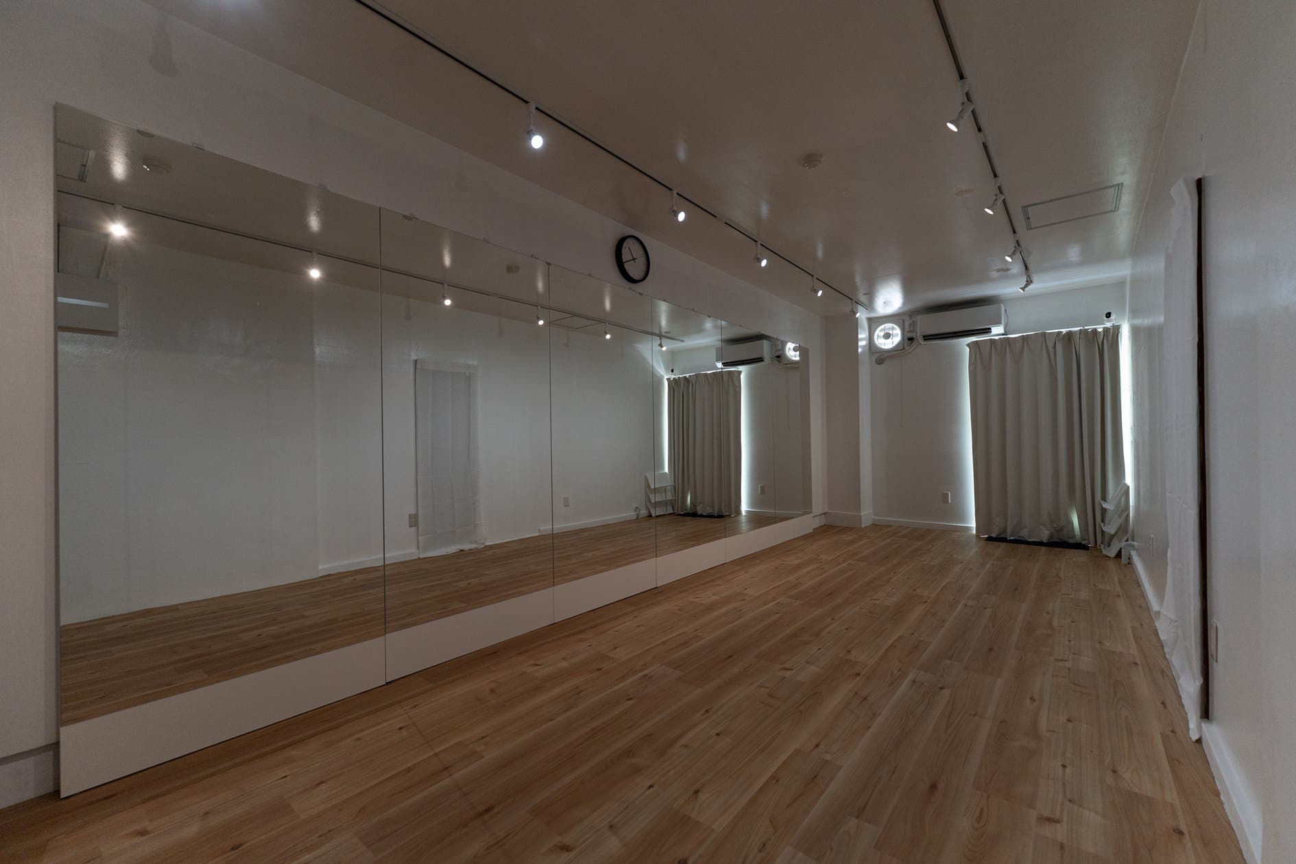 【NEW】オープン記念割🎉駅徒歩30秒｜鏡5.4m×1.8ｍ｜更衣室完備丨備品充実丨ヨガ・少人数レッスン・個人練習に最適丨の写真5