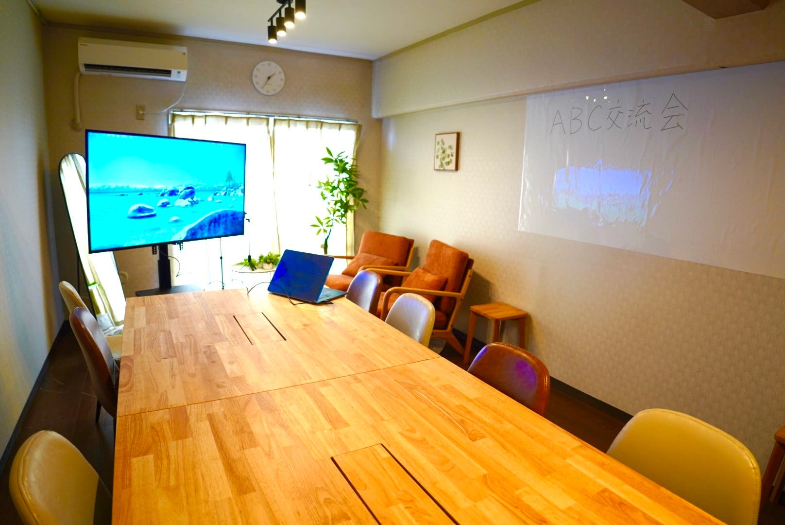 【カフェ風会議室】千種駅徒歩1分・名古屋駅電車10分／会議・セミナ・自習・Youtube撮影・宣材撮影／最大12名／25㎡の写真1