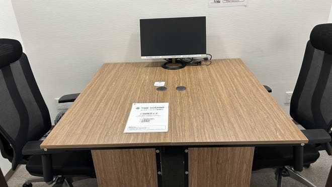 306【新横浜駅5分】1~2名利用!モニター完備/WEB会議/テレワーク/面接/駅近/広い個室と大きな机で快適/ライブ前の待機にの写真1