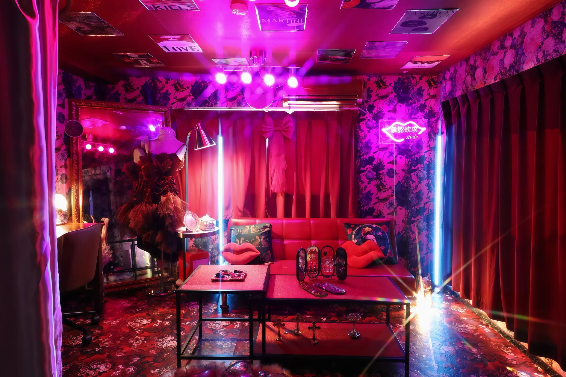 期間限定価格⚡️｜🥀ネオン×真紅×自然光｜広々屋上＆バルコニー🌆｜衣装レンタル有｜女性オーナー｜ポートレートコスプレ作品撮りの写真1