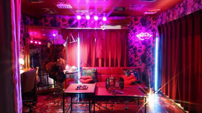 期間限定価格⚡️|🥀ネオン×真紅×自然光|広々屋上&バルコニー🌆|衣装レンタル有|女性オーナー|ポートレートコスプレ作品撮りの写真1