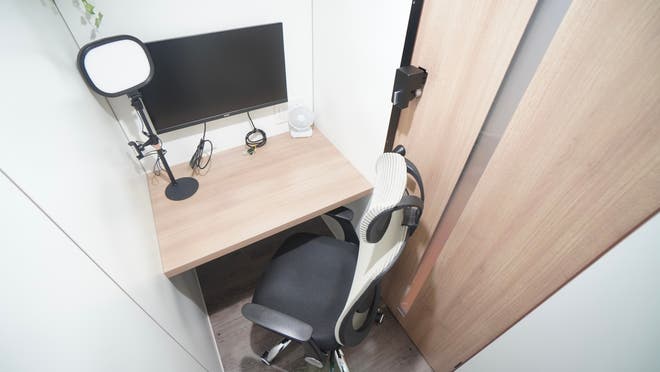 <SpemaBOX_高崎駅西口駅前No.4>1人用個室🚪光回線Wi-Fi📶電源🔌モニター🖥️テレワーク/オンライン会議の写真1