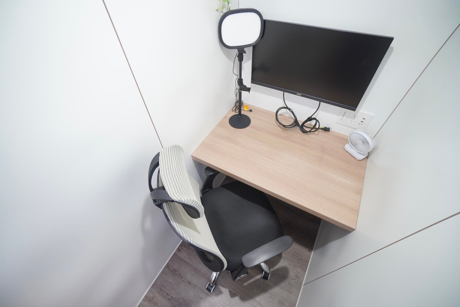 ＜SpemaBOX_高崎駅西口駅前No.5＞1人用個室🚪光回線Wi-Fi📶電源🔌モニター🖥️テレワーク/オンライン会議の写真1