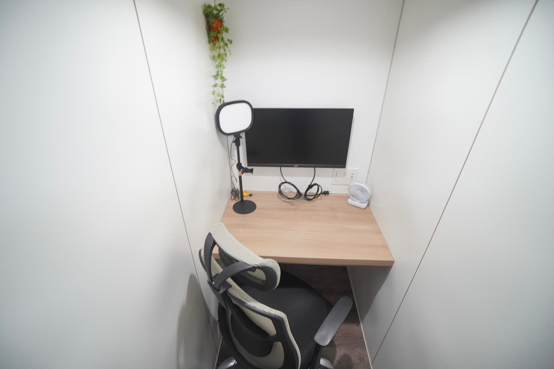 ＜SpemaBOX_高崎駅西口駅前No.5＞1人用個室🚪光回線Wi-Fi📶電源🔌モニター🖥️テレワーク/オンライン会議の写真2