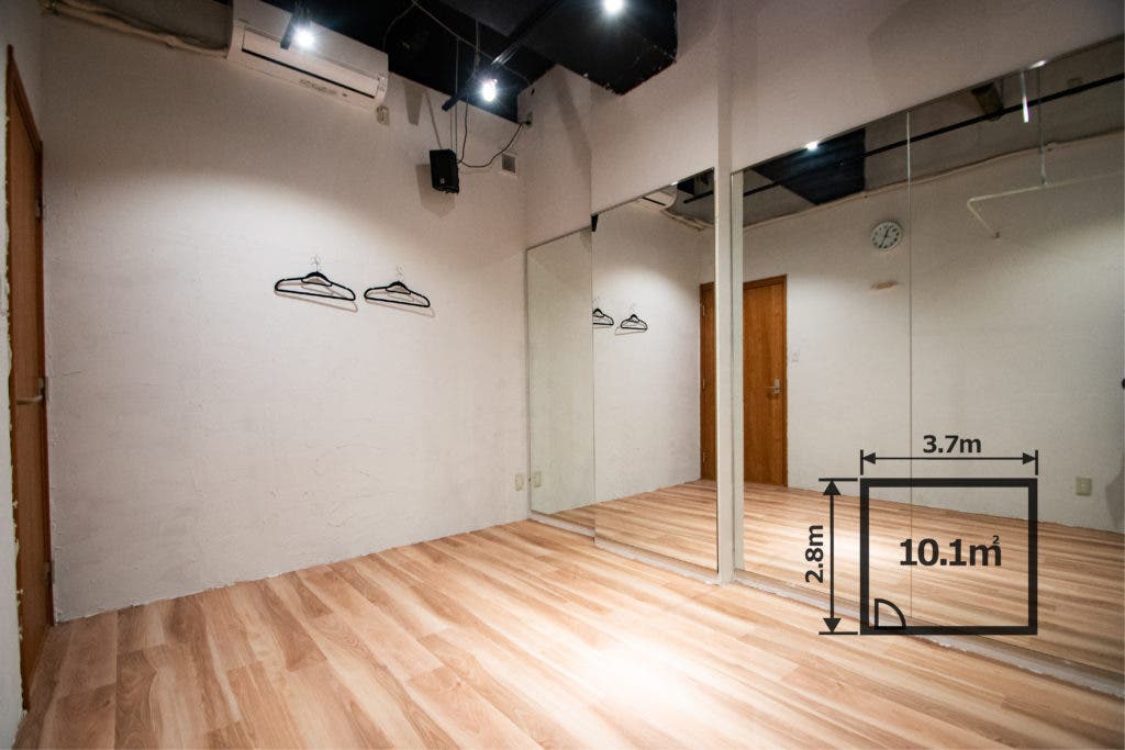 【渋谷駅徒歩1分】A101 (1~2名サイズ) 横3.7m×縦2.8m / リノリウム床 木目調/ ヨガ・ピラティス・ダンスの写真1