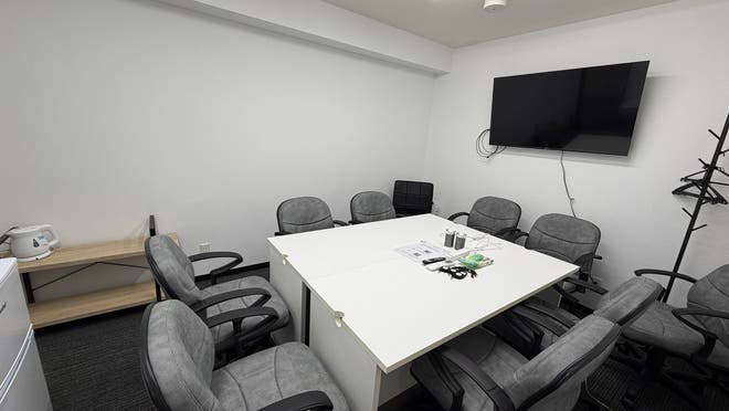 定員10名 大型モニターに専用手洗 会議に最適 完全個室で個別空調 充電器・冷蔵庫つき 貸会議室Aの写真1