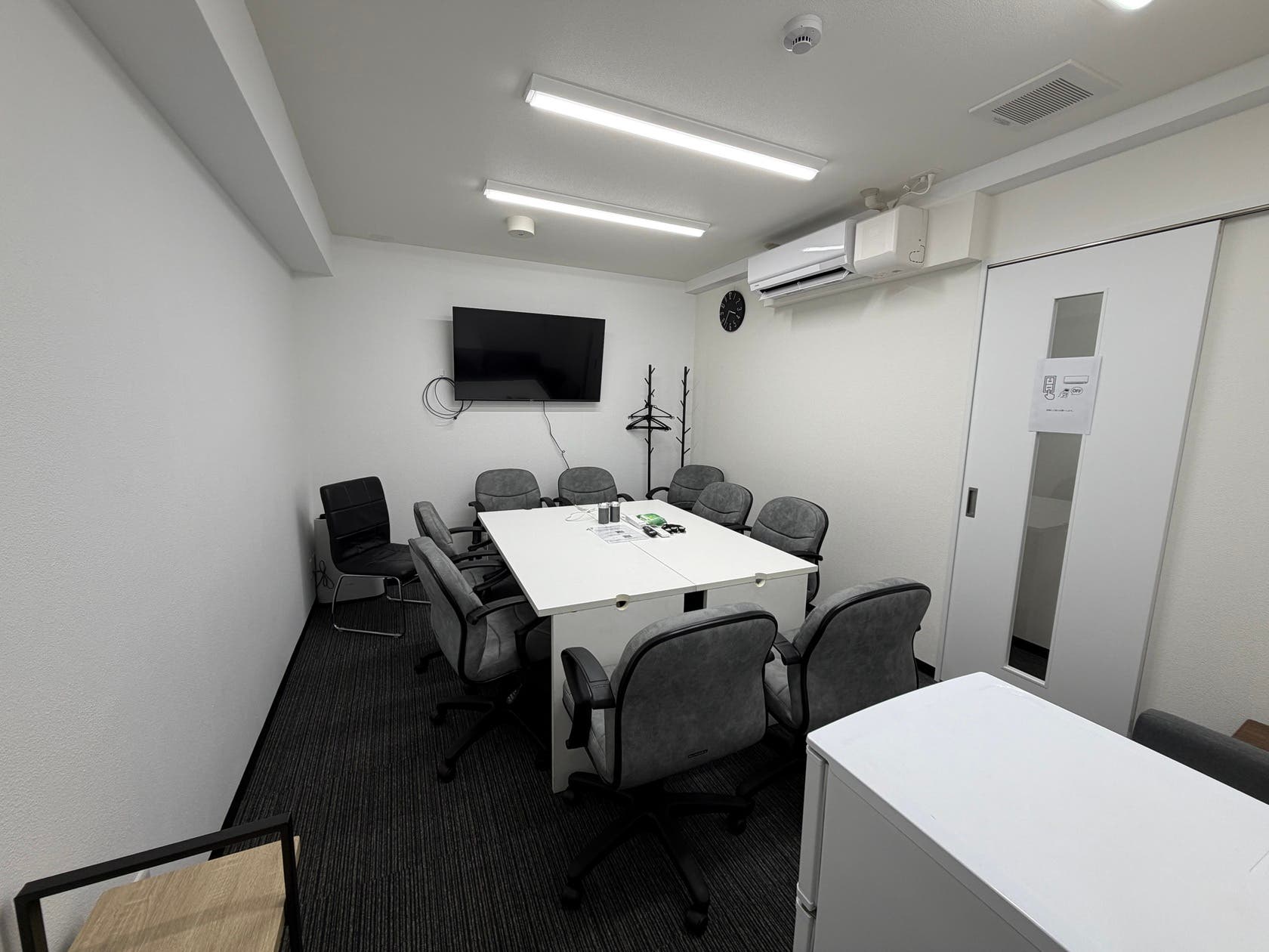 定員10名 大型モニターに専用手洗 会議に最適 完全個室で個別空調 充電器・冷蔵庫つき 貸会議室Aの写真2