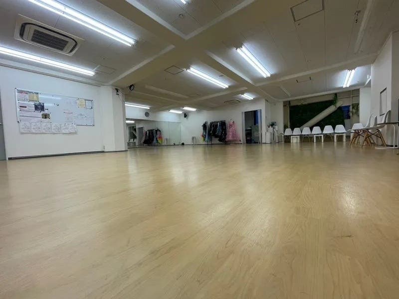 沼津駅徒歩1分｜約40坪の大型鏡付きダンスフロア・音響・更衣スペース完備の写真1