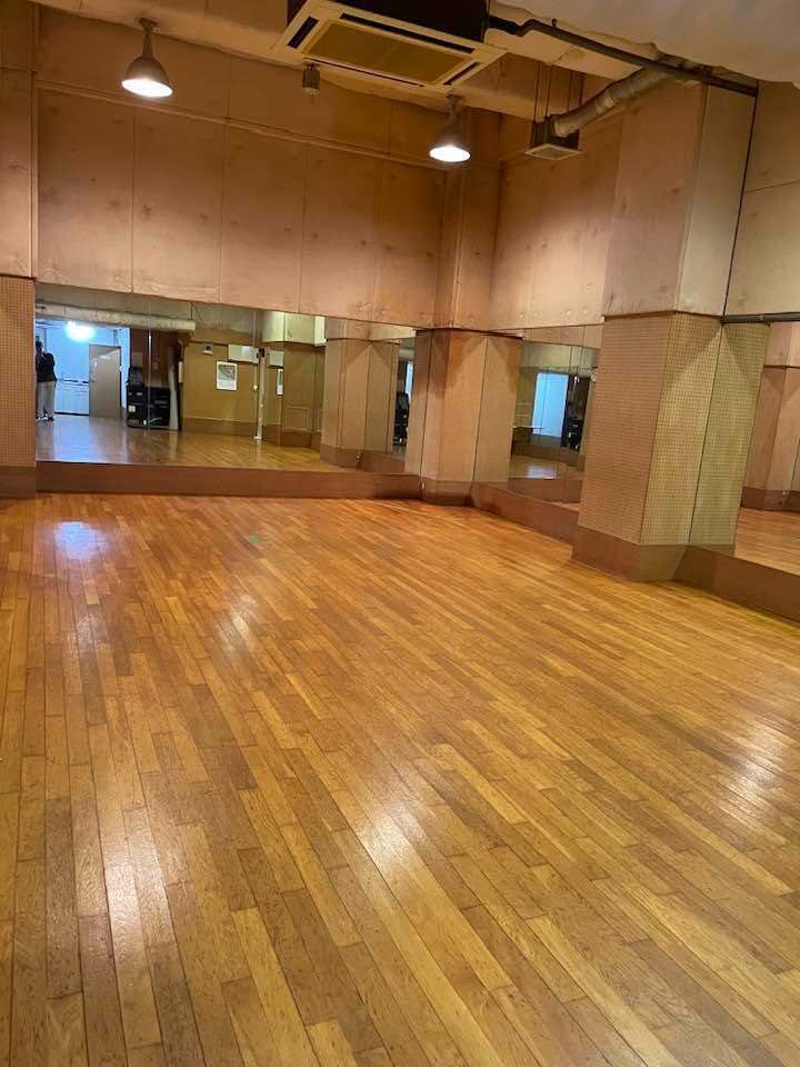 京都駅南口徒歩5分！サクラ材の床、３面の鏡！６mの高天井、30人収容の広さ！ Bluetooth音響設備、防音！Wifi！の写真1