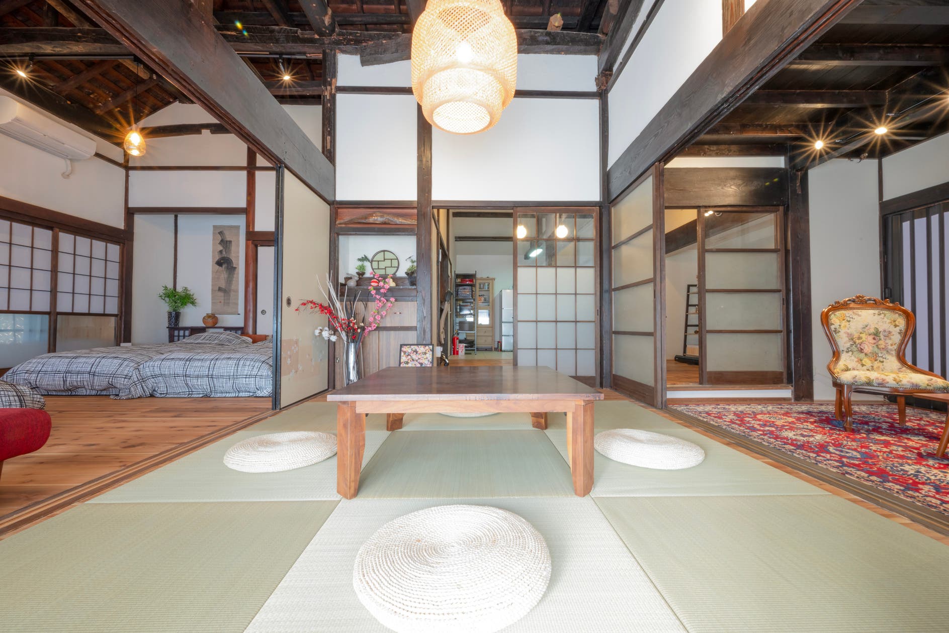 東京から約2時間の古民家をリノベーションした大正ロマン風の戸建。サウナ、屋内バーベキュー完備。撮影スタジオとしても最適の写真2
